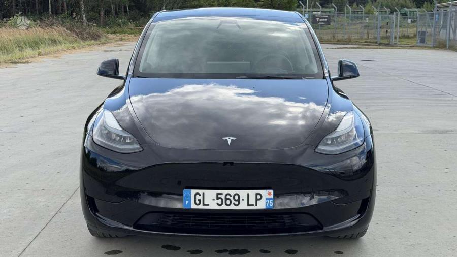 Black Tesla Model Y 2022 in Jonava, with an engine capacity of 0.00 L and mileage of 128 thousand km for 22650 €, photo 11 on AUTOMOTO.COM.LV