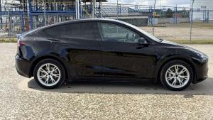 Black Tesla Model Y 2022 in Jonava, with an engine capacity of 0.00 L and mileage of 128 thousand km for 22650 €, photo 13 on AUTOMOTO.COM.LV