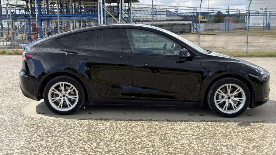 Black Tesla Model Y 2022 in Jonava, with an engine capacity of 0.00 L and mileage of 128 thousand km for 22650 €, photo 13 on AUTOMOTO.COM.LV