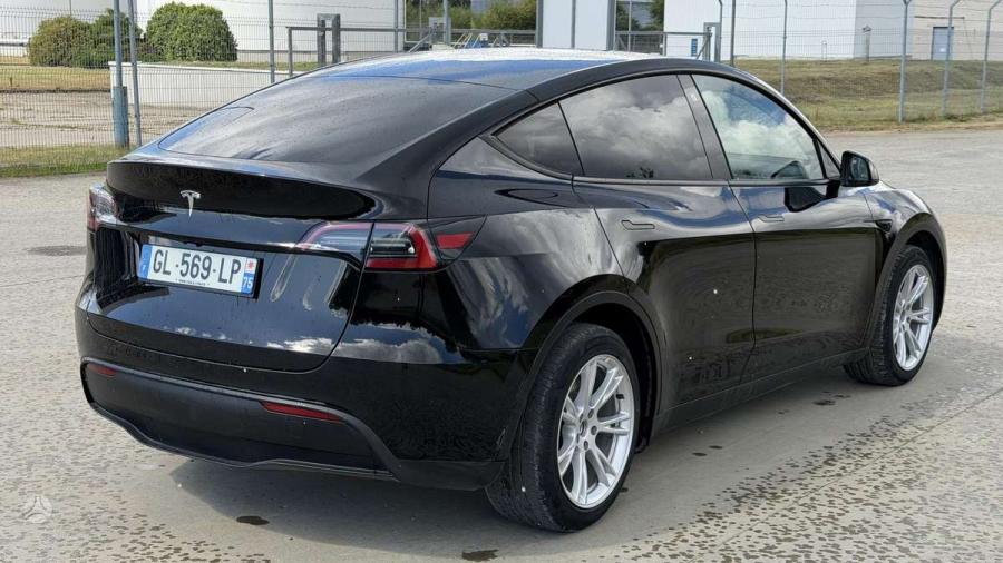 Black Tesla Model Y 2022 in Jonava, with an engine capacity of 0.00 L and mileage of 128 thousand km for 22650 €, photo 14 on AUTOMOTO.COM.LV