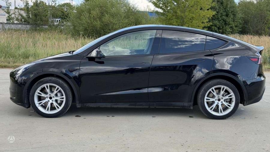 Black Tesla Model Y 2022 in Jonava, with an engine capacity of 0.00 L and mileage of 128 thousand km for 22650 €, photo 17 on AUTOMOTO.COM.LV