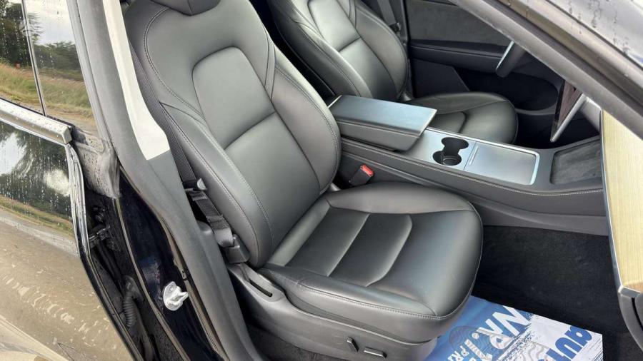 Black Tesla Model Y 2022 in Jonava, with an engine capacity of 0.00 L and mileage of 128 thousand km for 22650 €, photo 20 on AUTOMOTO.COM.LV
