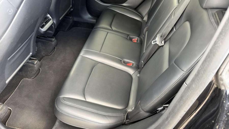Black Tesla Model Y 2022 in Jonava, with an engine capacity of 0.00 L and mileage of 128 thousand km for 22650 €, photo 21 on AUTOMOTO.COM.LV