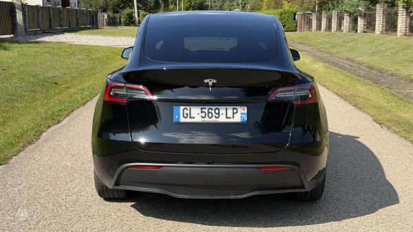 Black Tesla Model Y 2022 in Jonava, with an engine capacity of 0.00 L and mileage of 128 thousand km for 21800 €, photo 6 on AUTOMOTO.COM.LV