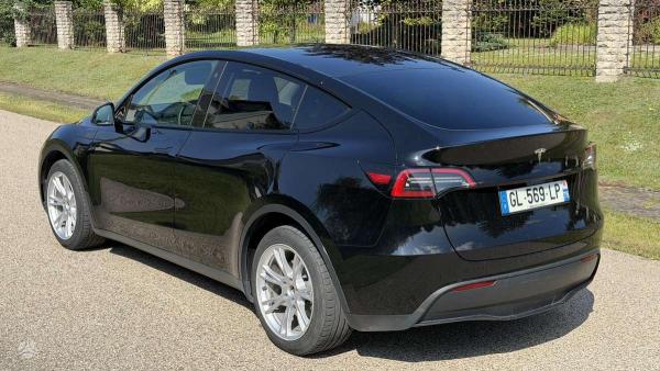 Black Tesla Model Y 2022 in Jonava, with an engine capacity of 0.00 L and mileage of 128 thousand km for 21800 €, photo 7 on AUTOMOTO.COM.LV