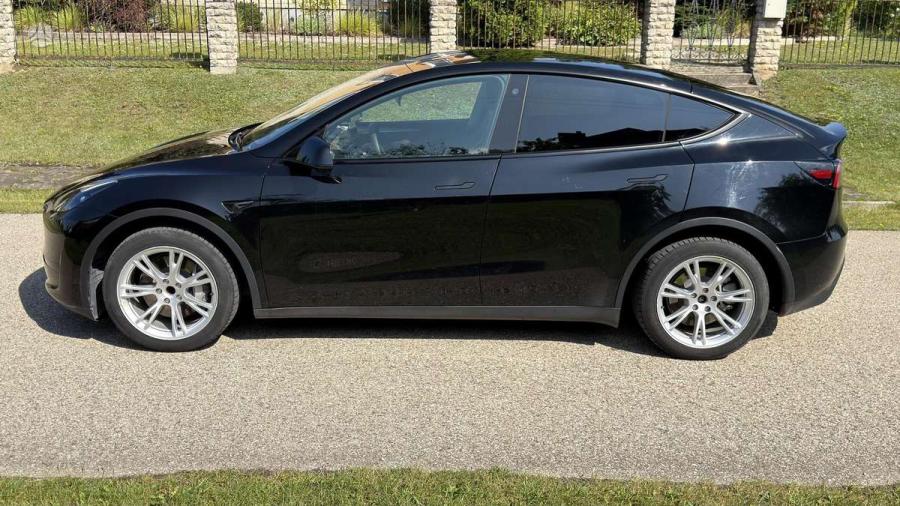 Black Tesla Model Y 2022 in Jonava, with an engine capacity of 0.00 L and mileage of 128 thousand km for 21000 €, photo 17 on AUTOMOTO.COM.LV