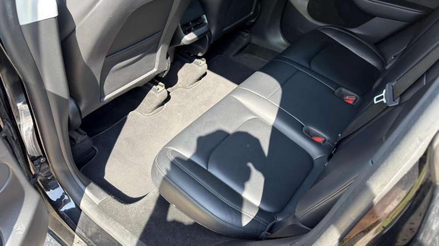 Black Tesla Model Y 2022 in Jonava, with an engine capacity of 0.00 L and mileage of 128 thousand km for 21000 €, photo 21 on AUTOMOTO.COM.LV