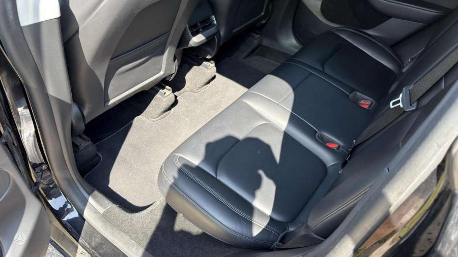 Black Tesla Model Y 2022 in Jonava, with an engine capacity of 0.00 L and mileage of 128 thousand km for 21000 €, photo 21 on AUTOMOTO.COM.LV