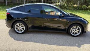 Black Tesla Model Y 2022 in Jonava, with an engine capacity of 0.00 L and mileage of 128 thousand km for 22600 €, photo 5 on AUTOMOTO.COM.LV