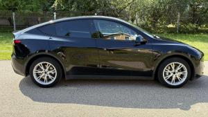 Black Tesla Model Y 2022 in Jonava, with an engine capacity of 0.00 L and mileage of 128 thousand km for 22600 €, photo 13 on AUTOMOTO.COM.LV
