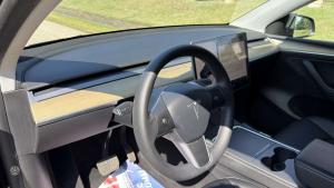 Black Tesla Model Y 2022 in Jonava, with an engine capacity of 0.00 L and mileage of 128 thousand km for 22600 €, photo 22 on AUTOMOTO.COM.LV