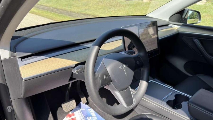 Black Tesla Model Y 2022 in Jonava, with an engine capacity of 0.00 L and mileage of 128 thousand km for 22600 €, photo 22 on AUTOMOTO.COM.LV