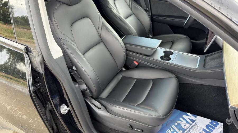 Black Tesla Model Y 2022 in Jonava, with an engine capacity of 0.00 L and mileage of 128 thousand km for 19850 €, photo 20 on AUTOMOTO.COM.LV