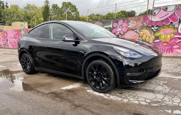 Tesla Model Y 2022 in Siauliai on AUTOMOTO.COM.LV Black Tesla Model Y 2022 in Siauliai, with an engine capacity of 0.00 L and mileage of 58 thousand km for 28900 €, photo 3 on AUTOMOTO.COM.LV