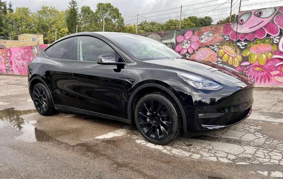 Black Tesla Model Y 2022 in Siauliai, with an engine capacity of 0.00 L and mileage of 58 thousand km for 28900 €, photo 3 on AUTOMOTO.COM.LV
