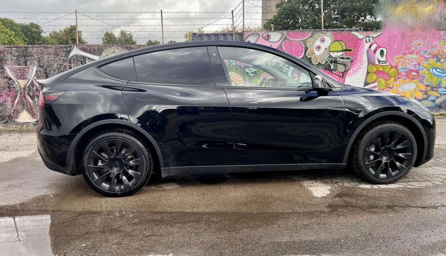 Black Tesla Model Y 2022 in Siauliai, with an engine capacity of 0.00 L and mileage of 58 thousand km for 28900 €, photo 4 on AUTOMOTO.COM.LV