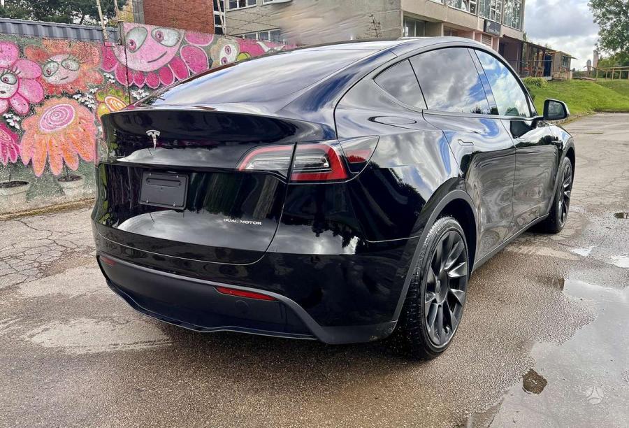 Black Tesla Model Y 2022 in Siauliai, with an engine capacity of 0.00 L and mileage of 58 thousand km for 28900 €, photo 5 on AUTOMOTO.COM.LV
