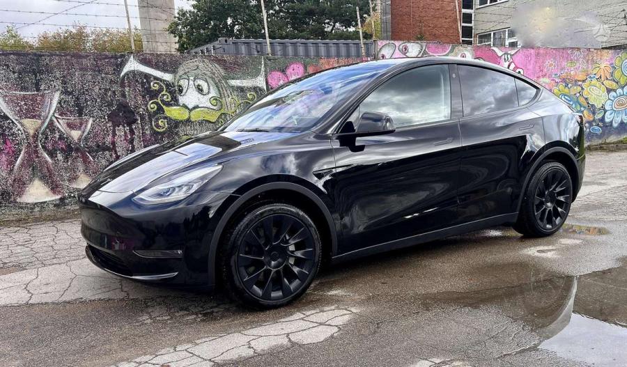 Black Tesla Model Y 2022 in Siauliai, with an engine capacity of 0.00 L and mileage of 58 thousand km for 28900 €, photo 8 on AUTOMOTO.COM.LV