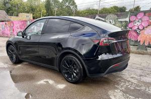Black Tesla Model Y 2022 in Siauliai, with an engine capacity of 0.00 L and mileage of 58 thousand km for 28900 €, photo 10 on AUTOMOTO.COM.LV