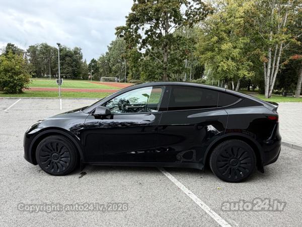 Tesla Model Y 2022 in Tartu on AUTOMOTO.COM.LV Black Tesla Model Y 2022 in Tartu, with an engine capacity of 0.00 L and mileage of 56 thousand km for 39900 €, photo 3 on AUTOMOTO.COM.LV