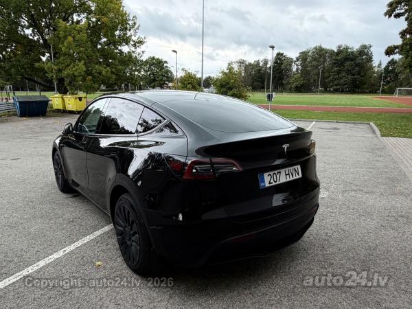 Tesla Model Y 2022 in Tartu on AUTOMOTO.COM.LV Black Tesla Model Y 2022 in Tartu, with an engine capacity of 0.00 L and mileage of 56 thousand km for 39900 €, photo 4 on AUTOMOTO.COM.LV