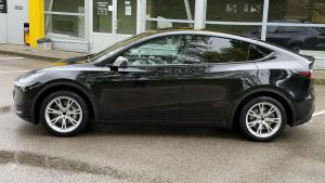 Black Tesla Model Y 2022 in Jonava, with an engine capacity of 0.00 L and mileage of 128 thousand km for 19750 €, photo 5 on AUTOMOTO.COM.LV