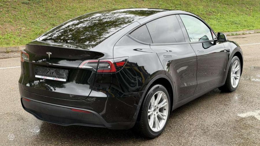 Black Tesla Model Y 2022 in Jonava, with an engine capacity of 0.00 L and mileage of 128 thousand km for 19750 €, photo 8 on AUTOMOTO.COM.LV