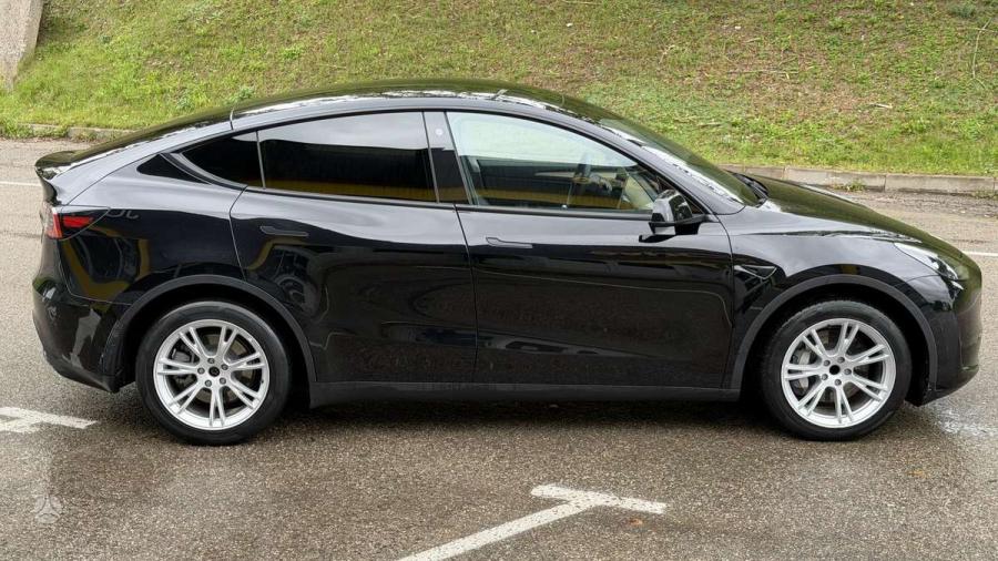 Black Tesla Model Y 2022 in Jonava, with an engine capacity of 0.00 L and mileage of 128 thousand km for 19750 €, photo 9 on AUTOMOTO.COM.LV