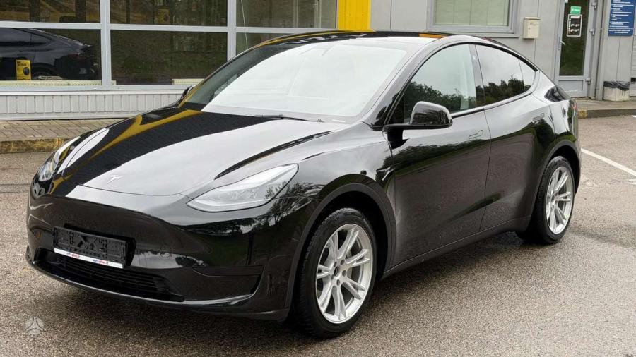 Black Tesla Model Y 2022 in Jonava, with an engine capacity of 0.00 L and mileage of 128 thousand km for 19750 €, photo 12 on AUTOMOTO.COM.LV