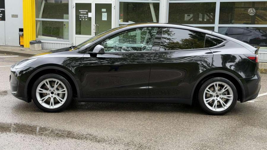 Black Tesla Model Y 2022 in Jonava, with an engine capacity of 0.00 L and mileage of 128 thousand km for 19750 €, photo 13 on AUTOMOTO.COM.LV