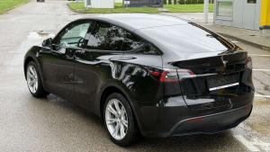 Black Tesla Model Y 2022 in Jonava, with an engine capacity of 0.00 L and mileage of 128 thousand km for 19750 €, photo 14 on AUTOMOTO.COM.LV
