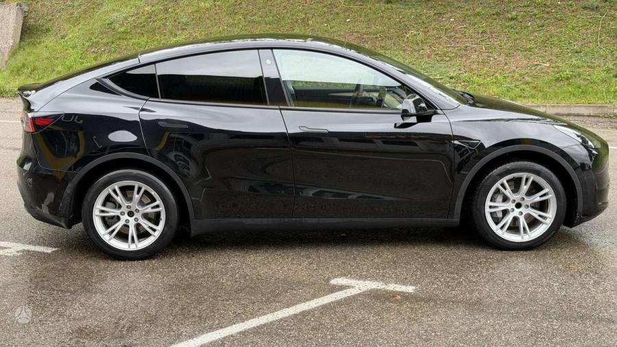 Black Tesla Model Y 2022 in Jonava, with an engine capacity of 0.00 L and mileage of 128 thousand km for 19750 €, photo 17 on AUTOMOTO.COM.LV