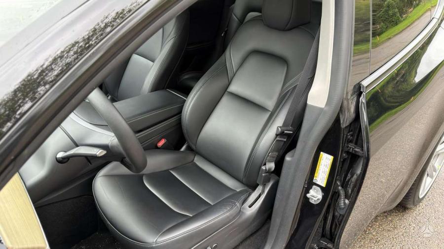 Black Tesla Model Y 2022 in Jonava, with an engine capacity of 0.00 L and mileage of 128 thousand km for 19750 €, photo 18 on AUTOMOTO.COM.LV