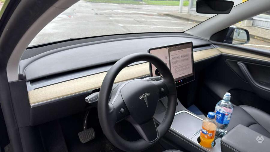 Black Tesla Model Y 2022 in Jonava, with an engine capacity of 0.00 L and mileage of 128 thousand km for 19750 €, photo 22 on AUTOMOTO.COM.LV