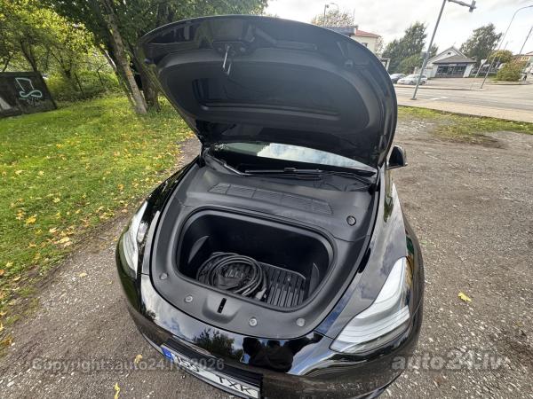 Tesla Model Y 2022 in Tallinn on AUTOMOTO.COM.LV Black Tesla Model Y 2022 in Tallinn, with an engine capacity of 0.00 L and mileage of 95 thousand km for 34900 €, photo 7 on AUTOMOTO.COM.LV