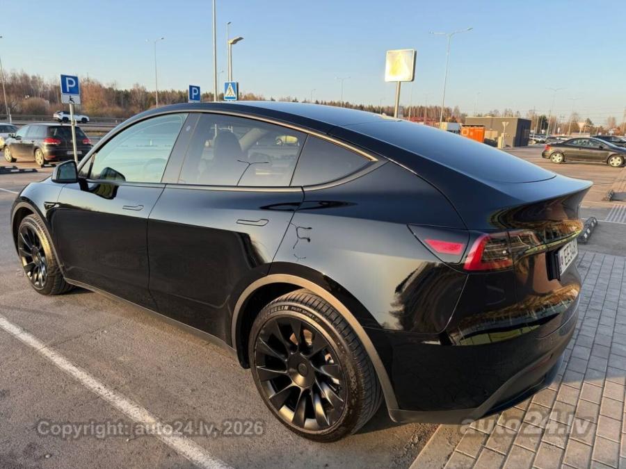 Black Tesla Model Y 2023 in Parnu, with an engine capacity of 0.00 L and mileage of 30 thousand km for 34990 €, photo 2 on AUTOMOTO.COM.LV
