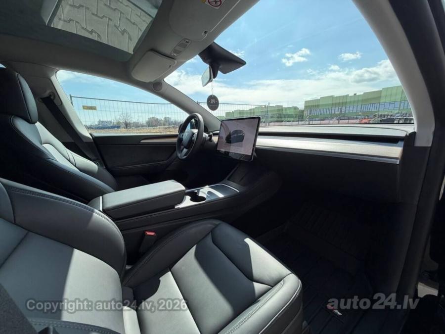 Black Tesla Model Y 2023 in Parnu, with an engine capacity of 0.00 L and mileage of 45 thousand km for 34990 €, photo 12 on AUTOMOTO.COM.LV