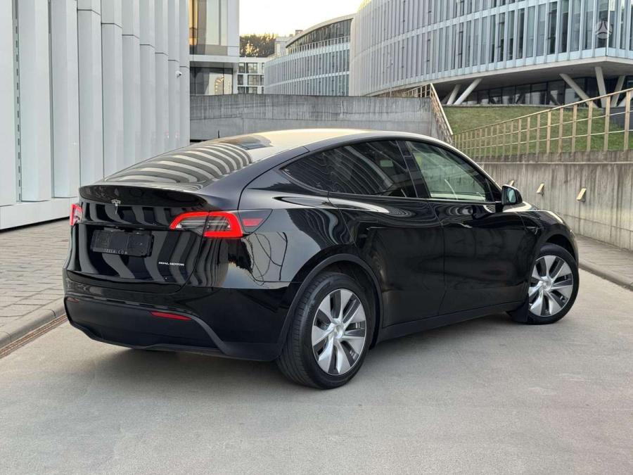 Black Tesla Model Y 2023 in Vilnius, with an engine capacity of 0.00 L and mileage of 77 thousand km for 37700 €, photo 6 on AUTOMOTO.COM.LV