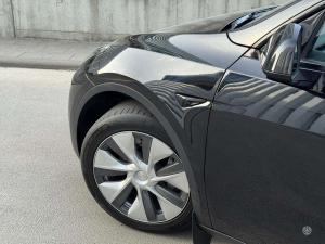 Black Tesla Model Y 2023 in Vilnius, with an engine capacity of 0.00 L and mileage of 77 thousand km for 37700 €, photo 7 on AUTOMOTO.COM.LV