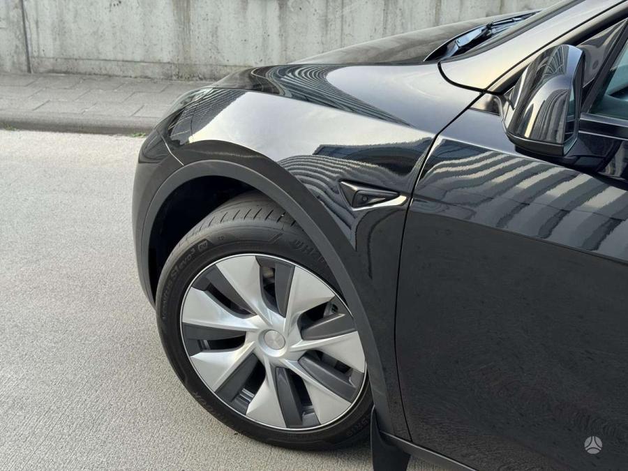 Black Tesla Model Y 2023 in Vilnius, with an engine capacity of 0.00 L and mileage of 77 thousand km for 37700 €, photo 7 on AUTOMOTO.COM.LV