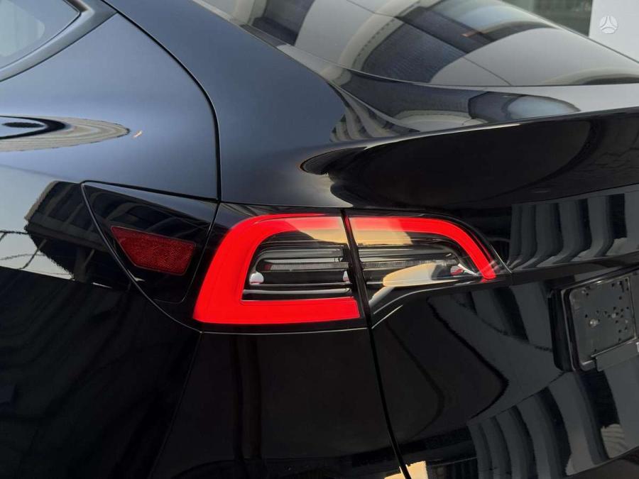Black Tesla Model Y 2023 in Vilnius, with an engine capacity of 0.00 L and mileage of 77 thousand km for 37700 €, photo 10 on AUTOMOTO.COM.LV