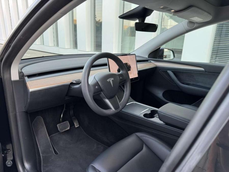 Black Tesla Model Y 2023 in Vilnius, with an engine capacity of 0.00 L and mileage of 77 thousand km for 37700 €, photo 11 on AUTOMOTO.COM.LV