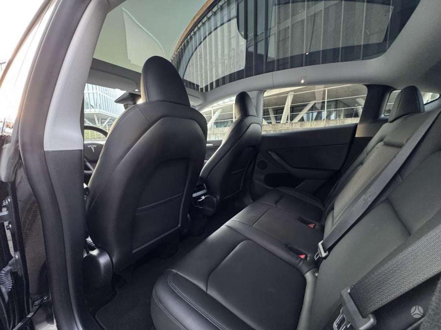 Black Tesla Model Y 2023 in Vilnius, with an engine capacity of 0.00 L and mileage of 77 thousand km for 37700 €, photo 12 on AUTOMOTO.COM.LV
