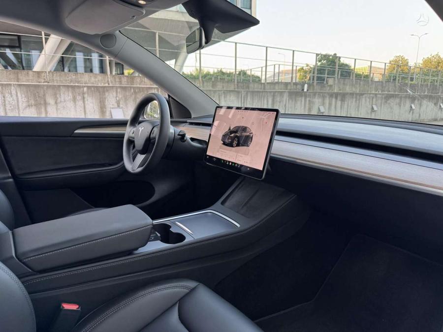 Black Tesla Model Y 2023 in Vilnius, with an engine capacity of 0.00 L and mileage of 77 thousand km for 37700 €, photo 14 on AUTOMOTO.COM.LV