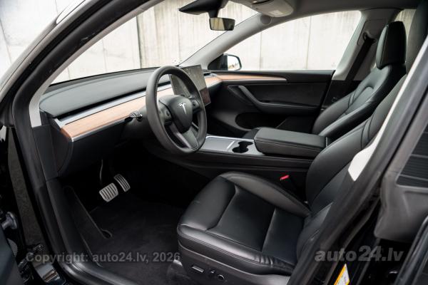 Black Tesla Model Y 2023 in Tartu, with an engine capacity of 0.00 L and mileage of 54 thousand km for 39900 €, photo 4 on AUTOMOTO.COM.LV