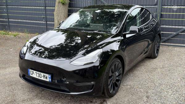 Black Tesla Model Y 2023 in Jonava, with an engine capacity of 0.00 L and mileage of 130 thousand km for 22750 €, photo 1 on AUTOMOTO.COM.LV
