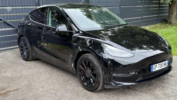 Black Tesla Model Y 2023 in Jonava, with an engine capacity of 0.00 L and mileage of 130 thousand km for 22750 €, photo 3 on AUTOMOTO.COM.LV