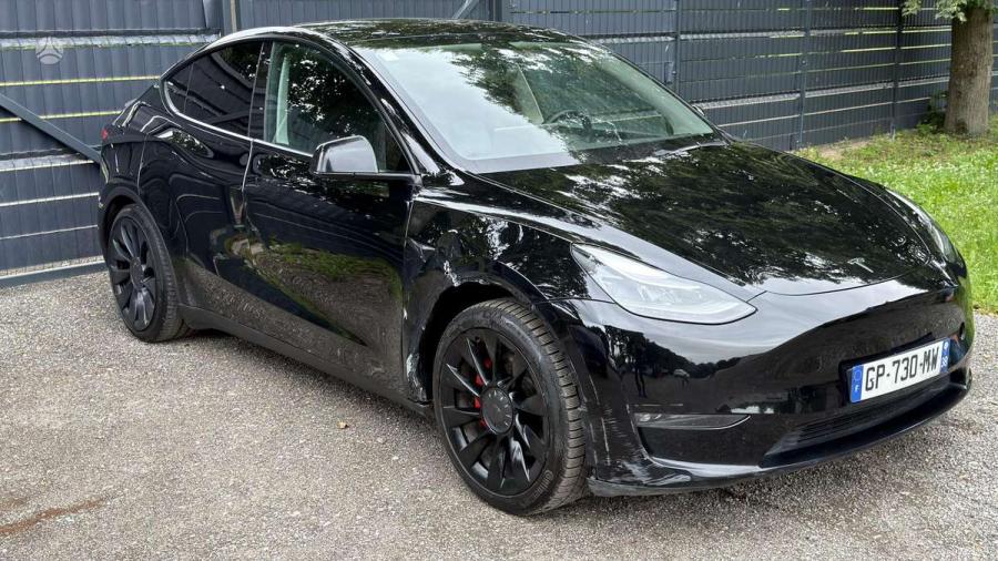 Black Tesla Model Y 2023 in Jonava, with an engine capacity of 0.00 L and mileage of 130 thousand km for 22750 €, photo 4 on AUTOMOTO.COM.LV
