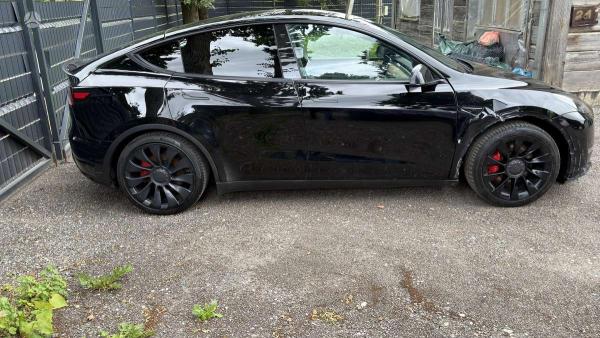 Black Tesla Model Y 2023 in Jonava, with an engine capacity of 0.00 L and mileage of 130 thousand km for 22750 €, photo 4 on AUTOMOTO.COM.LV