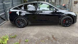 Black Tesla Model Y 2023 in Jonava, with an engine capacity of 0.00 L and mileage of 130 thousand km for 22750 €, photo 5 on AUTOMOTO.COM.LV